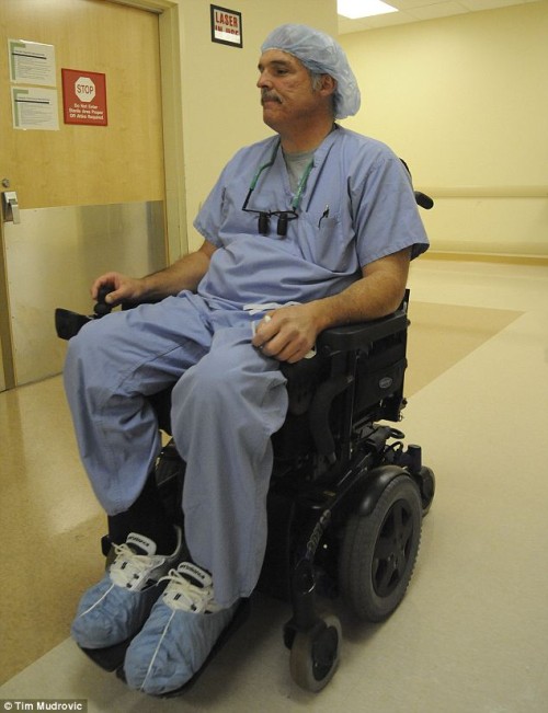 Meet the paralyzed surgeon who can still performs surgeries thanks to ...