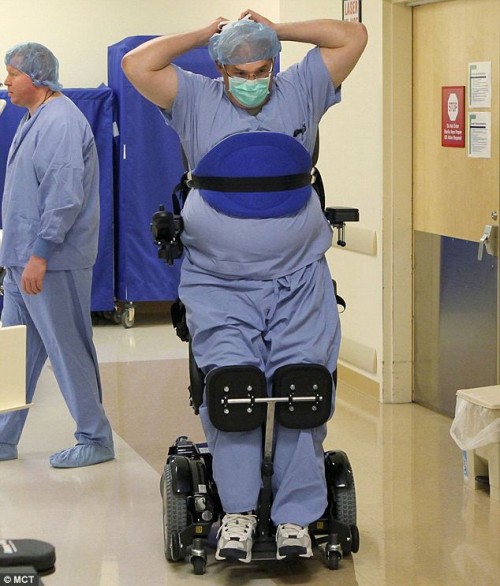 Meet the paralyzed surgeon who can still performs surgeries thanks to ...